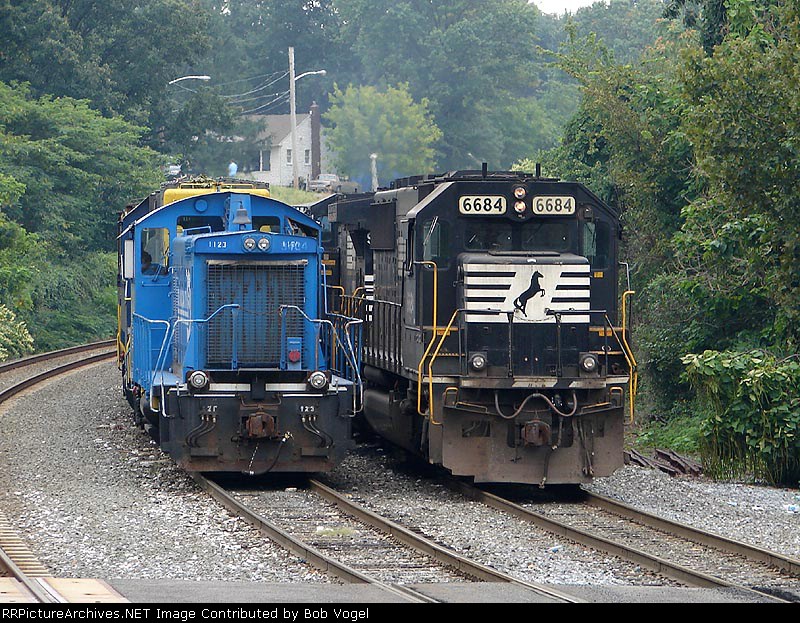 CSX 1123 & NS 6684
